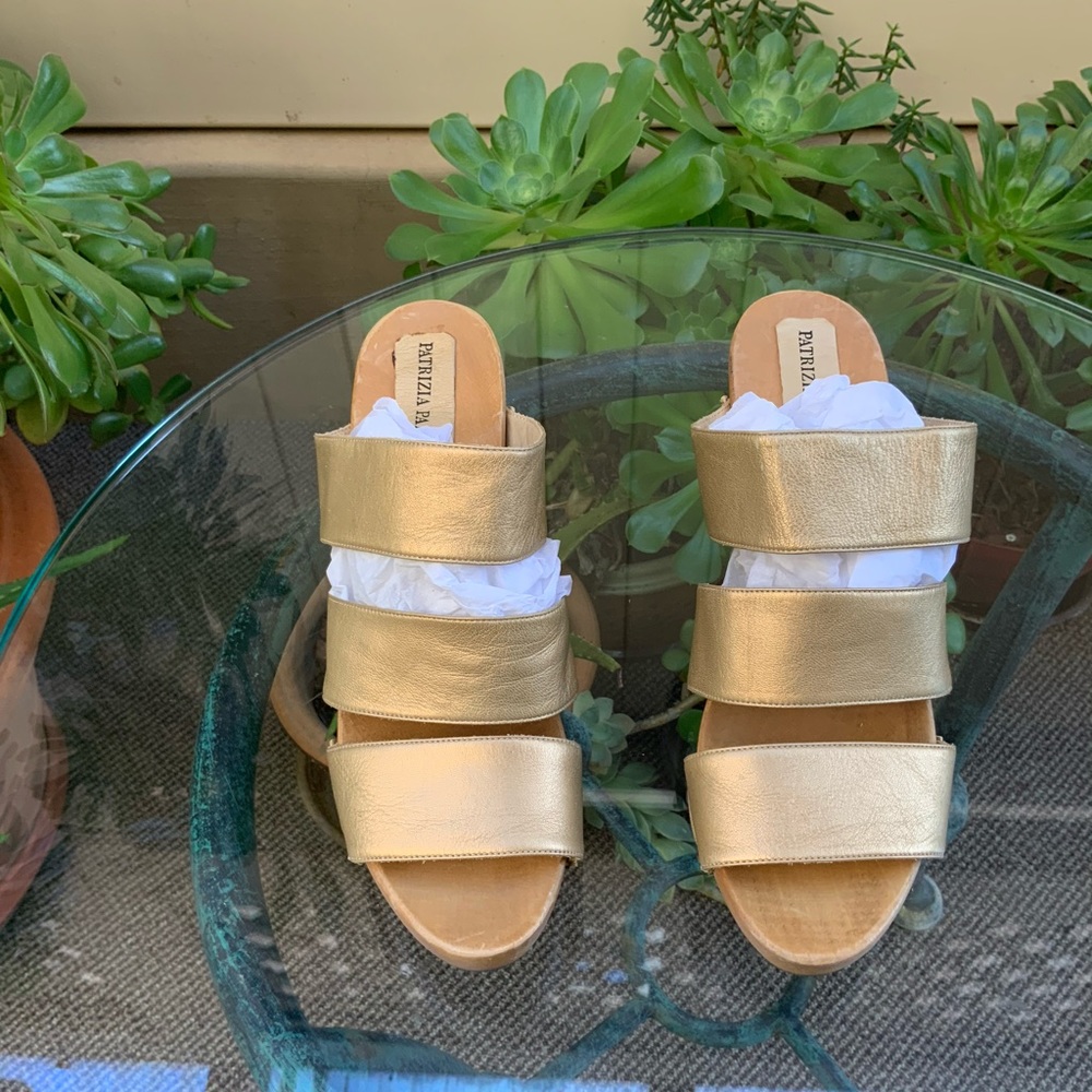 Patricia Pancaldi Italian Made Gold Shoes, Size 9 - Gem